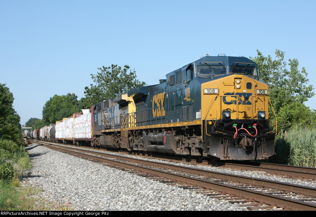 CSX 108 and train Q370